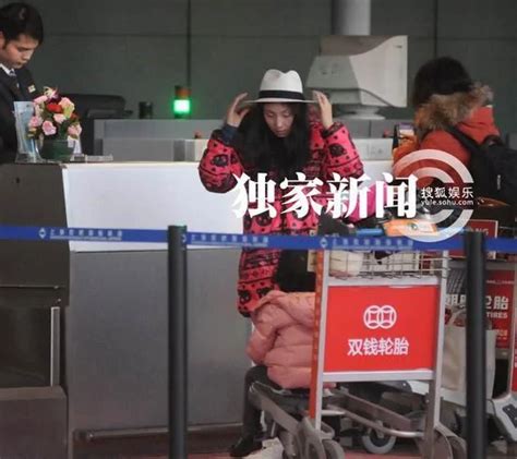陶虹獨自攜女現身機場素顏無人識 前去探班老公徐崢 ＊ 阿波羅新聞網
