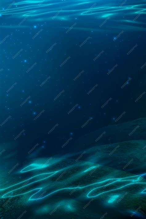 Глубина морской воды морское дно лучи солнца сквозь воду. скалы и камни ...
