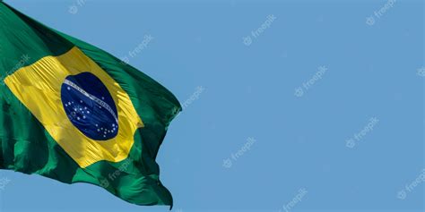Bandeira Do Brasil Tremulando Ao Vento Foto Premium