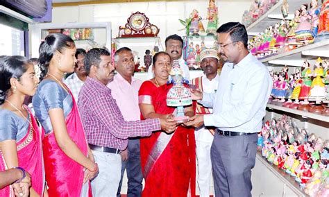 மகளிர் சுய உதவி குழுக்களுக்கு கலெக்டர் பாராட்டு Collector
