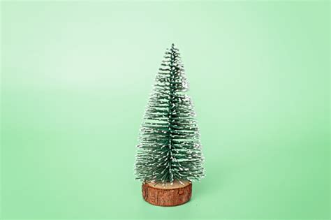 텍스트에 대한 복사 공간이 파스텔 녹색 민트 배경으로 만든 크리스마스 트리 최소한의 Xmas 개념입니다 새해 2020 축하 모형