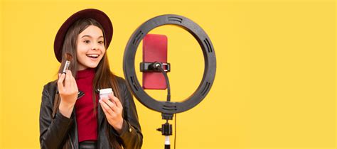 메이크업 튜토리얼 영향력있는 사람 십대 소녀는 셀카 주도를 사용합니다 아이 뷰티 블로거 쾌활한 아이는 메이크업을합니다 십대 어린이를위한 화장품 포스터 디자인 뷰티 키즈