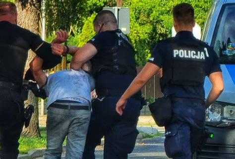 Rozbił sportowe auto awanturował się z rodziną a na koniec zaatakował policjanta OSTROW tv