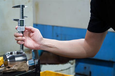 엔지니어의 손이 디지털 버니어 캘리퍼로 금속 부품을 측정합니다 선반에 가공 된 부품의 품질 관리 Qc의 품질 관리 개념 강철에 대한 스톡 사진 및 기타 이미지 Istock