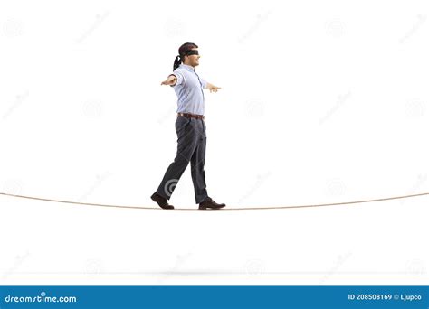 Hombre Profesional Con Venda En Los Ojos Caminando Sobre Una Cuerda Y