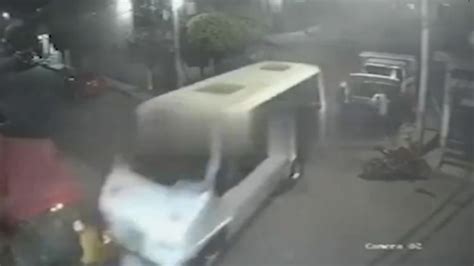 VIDEO Bus Sin Conductor Atropella Y Mata A Una Persona En Un Puesto De