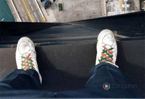 Дархан Уул аймагт 27 настай эрэгтэй барилга дээрээс үсэрч амиа хорлохыг завджээ