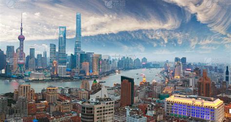 在上海外滩的暮光之城的天际线的空中摄影