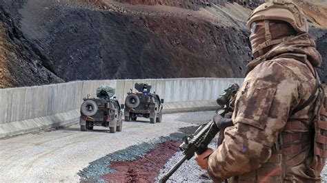 İran sınırı güvenlik duvarıyla güçleniyor Özel harekat ekipleri