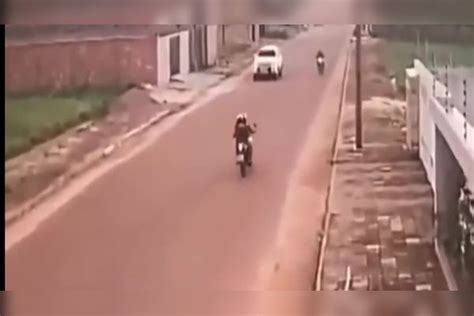 两摩托迎面相撞司机身亡