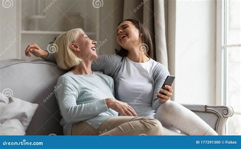 Gelukkige Oudere Moeder En Volwassen Dochter Die Samen Smartphone