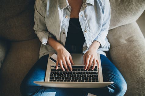 노트북을 사용 하는 동안 신용 카드를 들고 여자의 중앙부 가정 생활에 대한 스톡 사진 및 기타 이미지 가정 생활 가정의 방