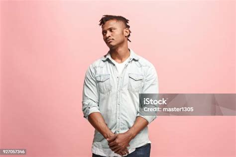 아름 다운 아프리카 찾는 사람이 놀라게 하 고 Bewildered에 고립 된 핑크 개념에 대한 스톡 사진 및 기타 이미지 개념 결심 과로 Istock