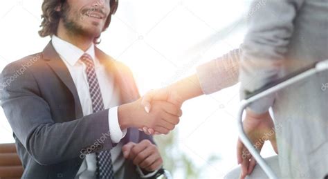 Entrevista de trabajo exitosa con el jefe y el apretón de manos de los