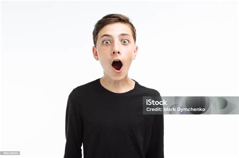 사진 감정 십 대 까만 T셔츠 남자 흰색 배경 텍스트 삽입 광고에 대 한 놀람의 감정 표시 T 셔츠에 대한 스톡 사진 및 기타