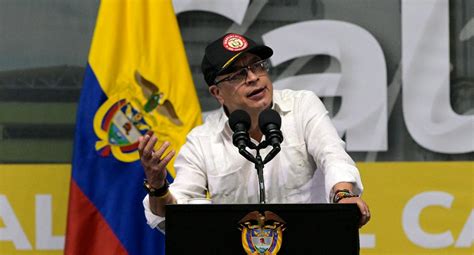 Gustavo Petro se quitó la gorra mostró calvicie y dejó dudas por implantes