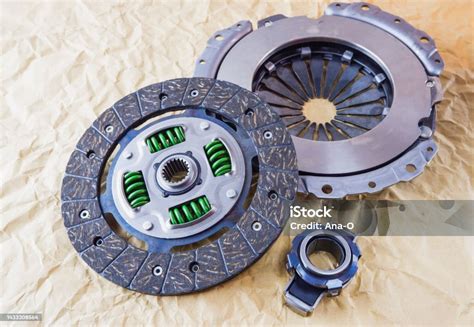 자동차 예비 부품 자동차 클러치 키트 클러치 디스크 바구니 및 클러치 베어링 자동차 수리 키트 클러치 수동 기어 박스 공예 종이의 배경에 0명에 대한 스톡 사진 및 기타