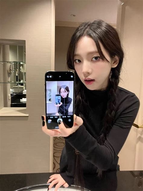 The Mirror Selfie Trend That K Pop Idols Love These Days