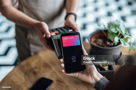 카페에서 스마트폰으로 신용카드 비접촉식 결제로 청구서를 지불하는 여성의 손을 닫고 카드 기계에서 스캔합니다 전자 결제 은행 및 기술 디지털 지갑에 대한 스톡 사진 및 기타