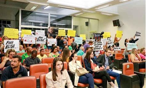 Parentes e amigos de adolescente morto em hospital protestam na Câmara