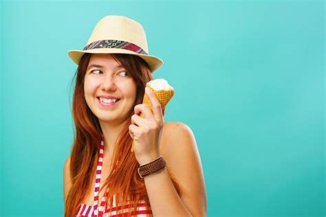 Una Mujer Con Traje De Baño Y Sombrero De Paja Come Helado De Una Taza