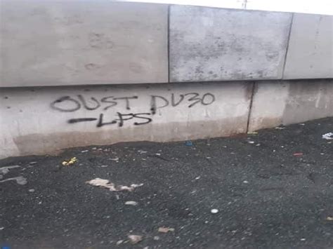 Look Pagsusulat Ng Ilang Raliyista Sa Pader Ng Mrt 7 Dziq Radyo