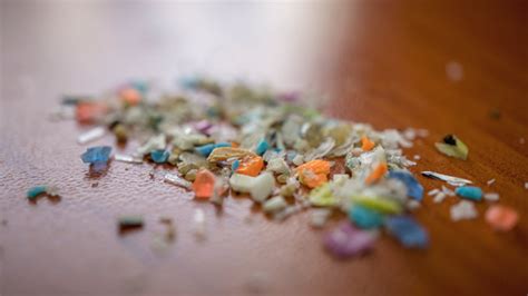 크기 비교와 미세 플라스틱의 매크로 샷 수질 오염과 지구 온난화에 대한 개념 Microplastic에 대한 스톡 사진 및 기타