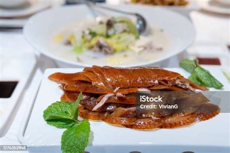 레스토랑에서 맛있는 북경 로스트 오리와 야채 수프의 클로즈업 0명에 대한 스톡 사진 및 기타 이미지 0명 가금류 거위
