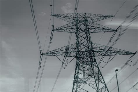 전력 Pylons 그리고 높은 전압 라인입니다 하늘에는 전력선을 배경 합니다 0명에 대한 스톡 사진 및 기타 이미지 0명