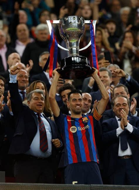 برشلونة يحتفل بلقب الدوري الإسباني رغم الخسارة أمام ريال سوسيداد