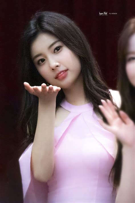 Pink Hyewon Scrolller Pink Hyewon Scrolller