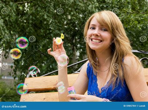 Mädchen im Park stockfoto Bild von bruch blond sommer