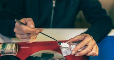 Holandia Policja musi zwrócić właścicielowi tonę surowców do produkcji
