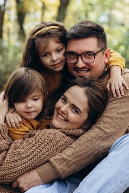 Retrato de família duas filhas se divertindo no parque Foto Premium