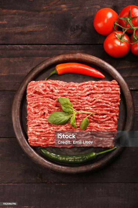 접시에 원시 다진 고기 토마토 후추 양파 향신료와 검은 바탕에 조미료와 햄버거에 대 한 재료 평면도 및 복사 공간 0명에 대한