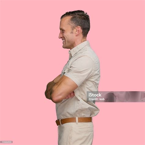 백인 젊은 남성 수동 노동자 셔츠와 들고 상자를 입고 색깔 배경 앞에 서 35 39세에 대한 스톡 사진 및 기타 이미지 35 39세 갈색 갈색 머리 Istock