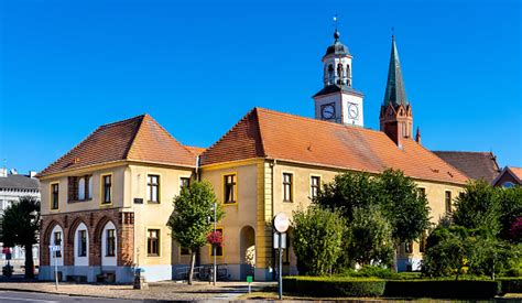 고전주의 Ratusz 타운 홀 궁전 Rynek 주요 시장 광장에서 폴란드의 Trzebiatow의 역사적인 구시 가지 분기에 0