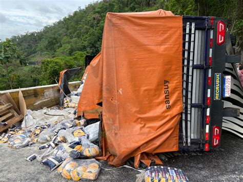 Carreta tomba na descida da Serra das Araras Jornal Folha do Aço