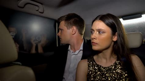 유명한 별 차에 앉아 공공 장소에서 숨어 영광의 또 다른 측면 험담 명성에 대한 스톡 사진 및 기타 이미지 명성 유명 인사 파파라치 사진작가 Istock