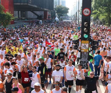 Pelé é Homenageado Na Corrida De São Silvestre