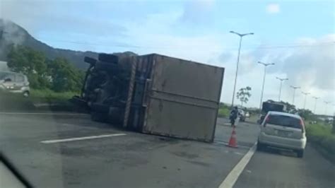 Caminhão tomba e motorista fica ferido em rodovia na Serra