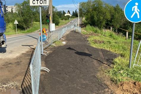 На мосту через реку Дырнос заработал реверсивный светофор а для пешеходов организовано движение