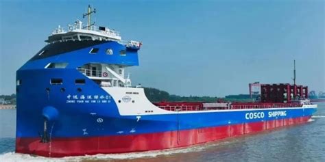 Dünyanın en büyük elektrikli konteyner gemisi suya indi