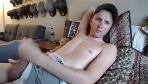 신음과 자위를 격렬하게 하는 포르노 동영상 Cnn Amador