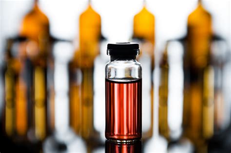의약품의 생산입니다 밝은 배경에 Ampoules의 많은입니다 0명에 대한 스톡 사진 및 기타 이미지 0명 가득 찬 건강