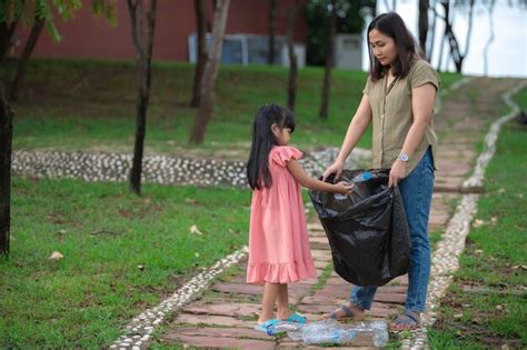 아시아 어머니와 딸이 쓰레기 수거 자선 환경을 돕습니다 프리미엄 사진