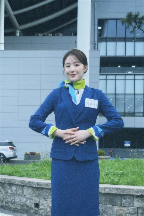 [워크돌] 승무원 체험하면서 에어부산 유니폼 입은 슈화  인스티즈 Instiz 이슈 카테고리
