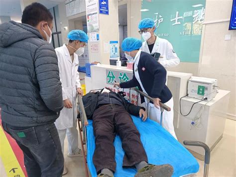 老人犯病需紧急就医 莱西交警快速护送赢得救治时间 半岛网