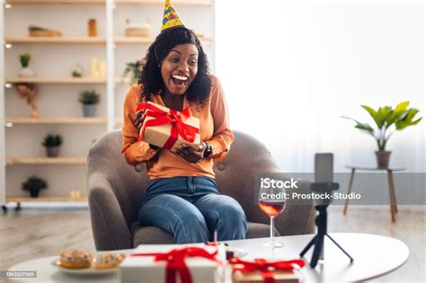 아프리카계 미국인 여성 이야기 스마트폰 들고 생일 선물 실내 Brand Name Smart Phone에 대한 스톡 사진 및 기타