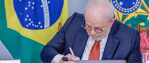 Lula vê série de erros políticos e revoga norma da Receita sobre